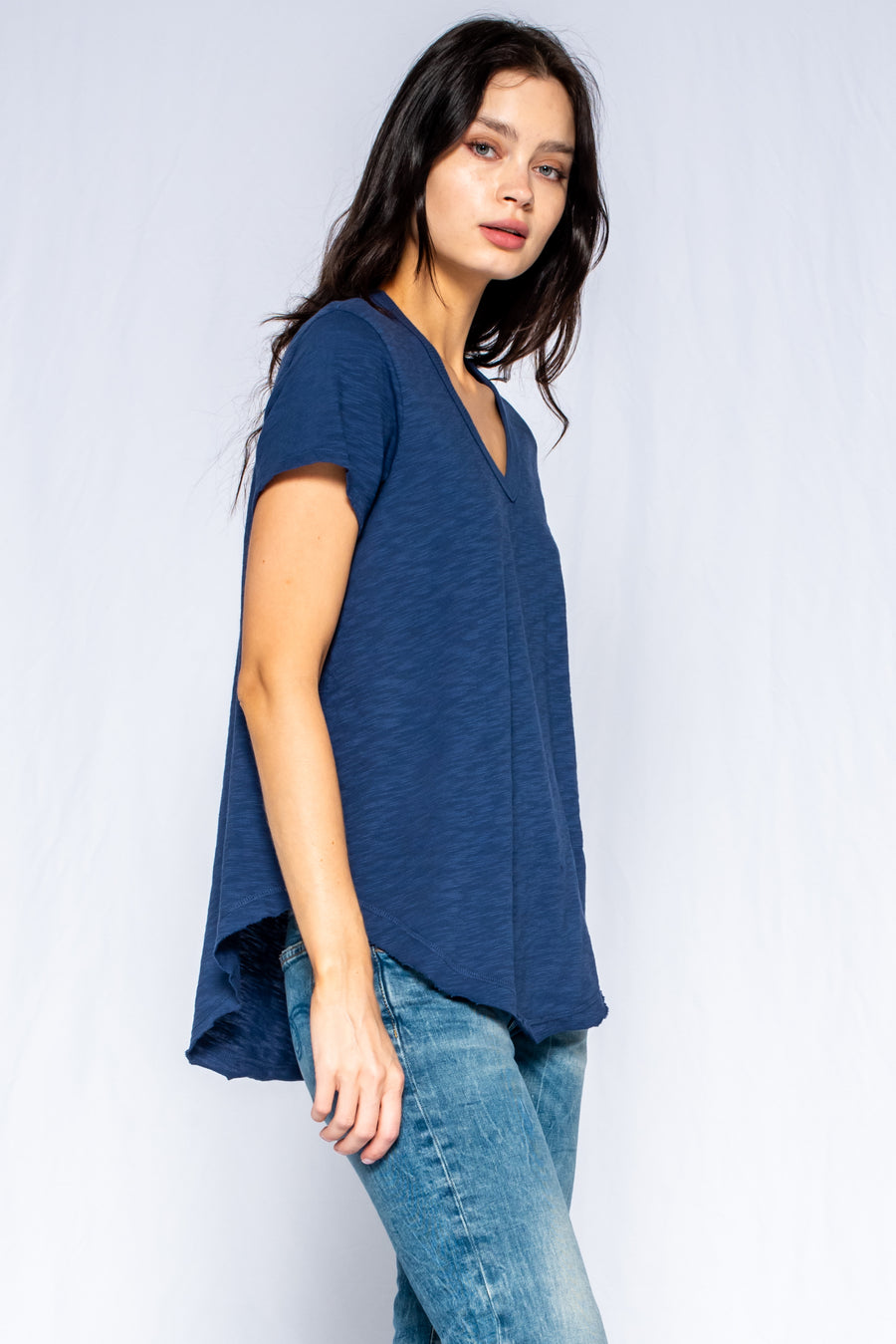 Short Sleeve Shrunken V-Neck Shirttail Top with Raw Hem – WILT